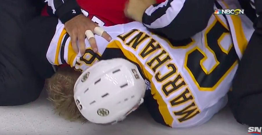 Hockey30 | Vidéo: Brad Marchand a CASSÉ la FACE de Lars Eller...