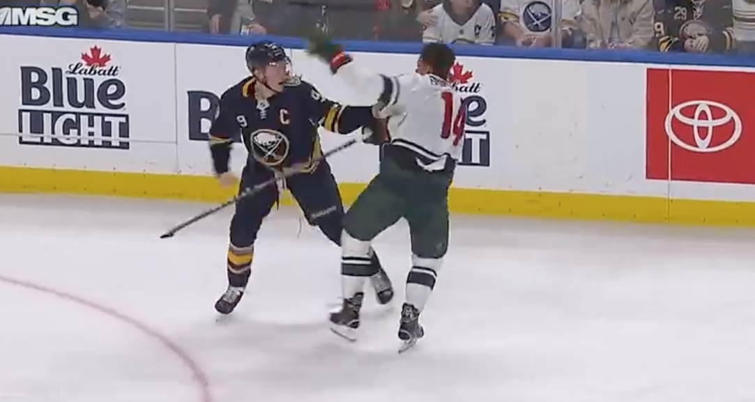 Hockey30 | Vidéo: Jack Eichel a PÉTÉ une VRAIE COCHE..