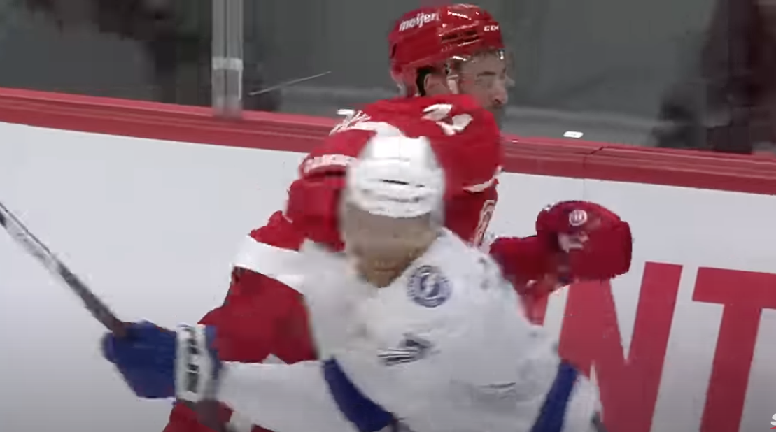 Hockey30 | Vidéo: Dylan Larkin PÈTE une COCHE!! Et PUNCH Mathieu Joseph ...