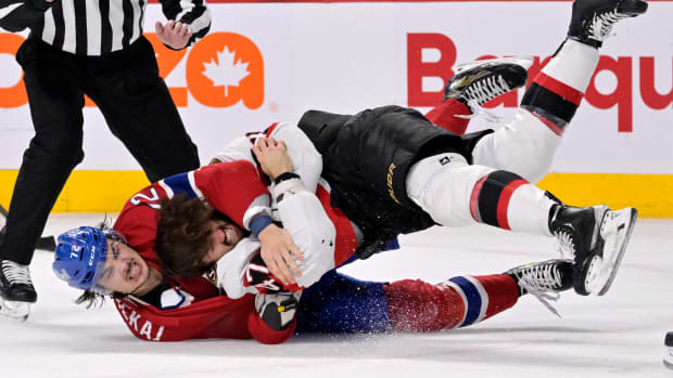 Hockey30 | Vidéo: WOW!!! Arber Xhejaj DÉTRUIT Zach Kassian!!!!